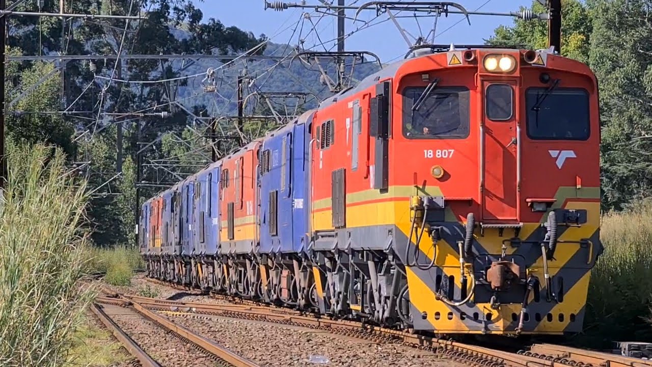 Transnet/Spoornet class 18E locomotives heading towards JHB just ...