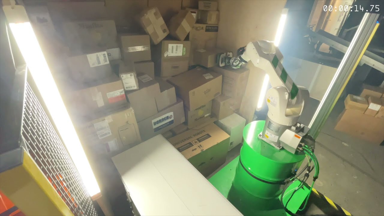 Pickle Robot's Dill demonstrates truck unloading - YouTube