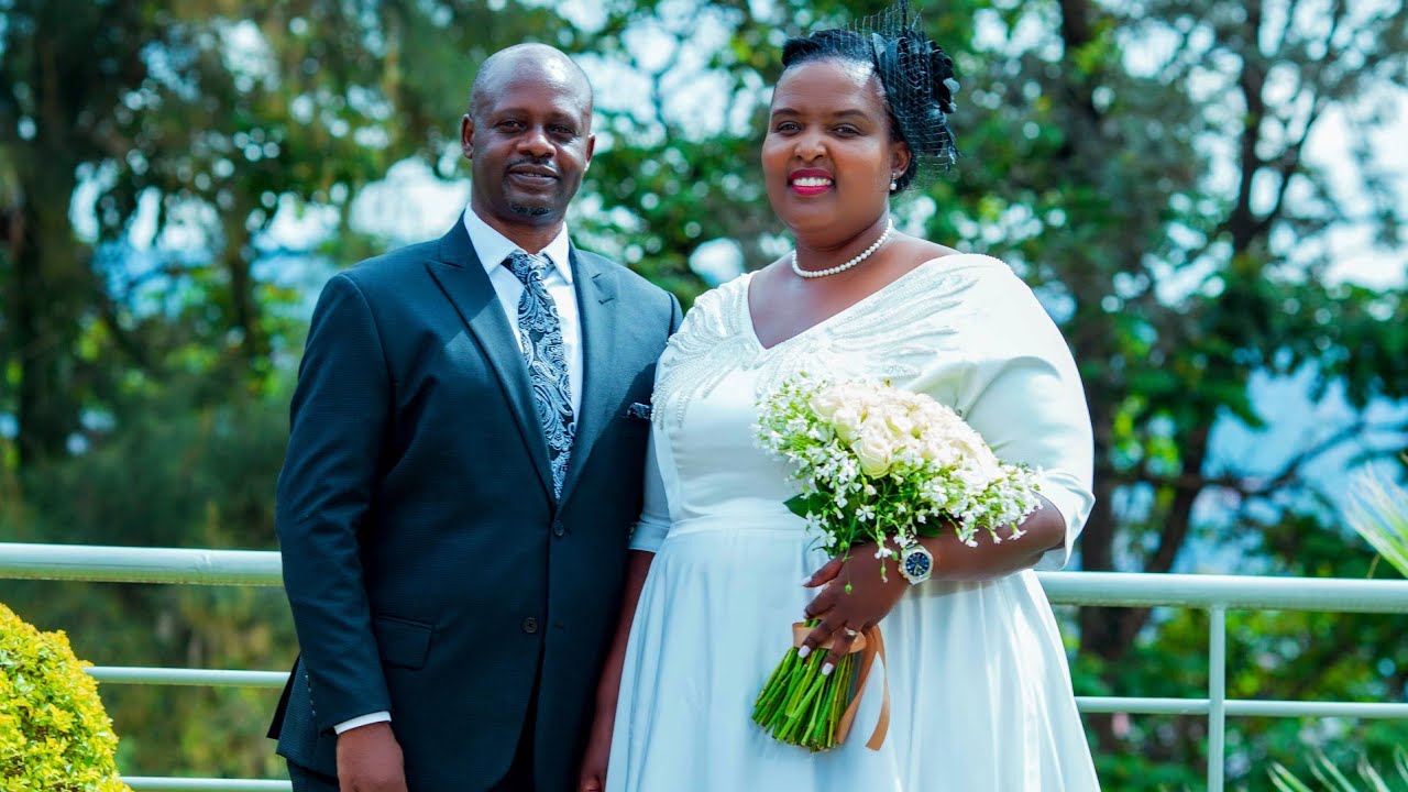 Umuramyi/Josh Ishimwe asusurukije abageni, [Lydia & Eric] ivumbi ...