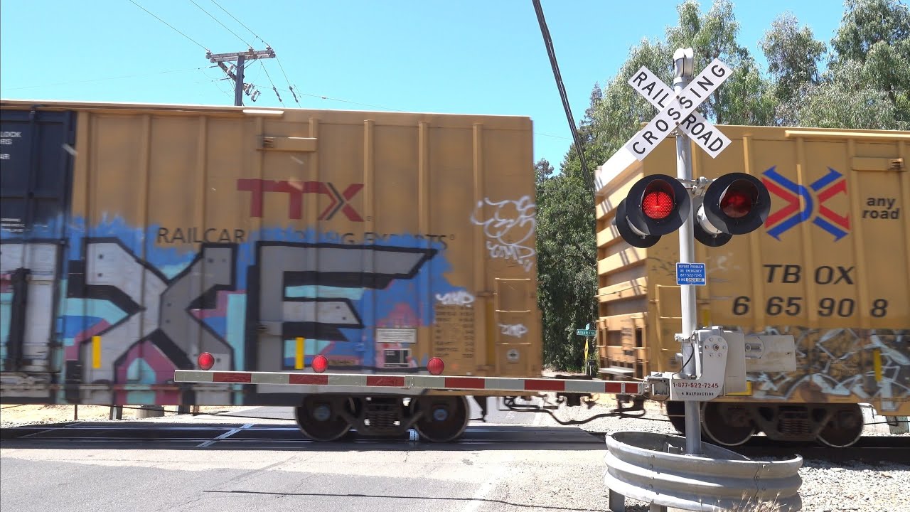 BUGX Ex-CN 1568 Leads CCT Lodi Flyer Local, E. Ashley Ln. Railroad ...