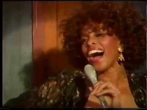 Chelsea Brown sings in Episode 121 of E Street - YouTube