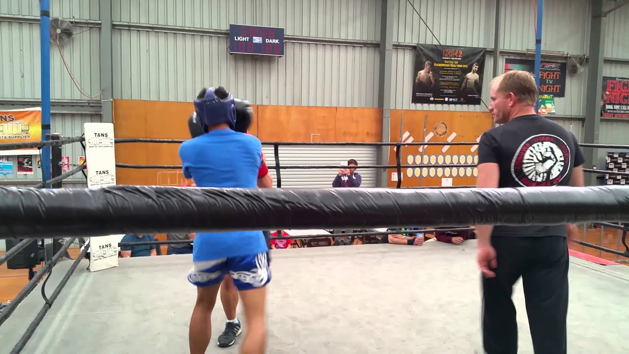 Boxing novice fight - YouTube