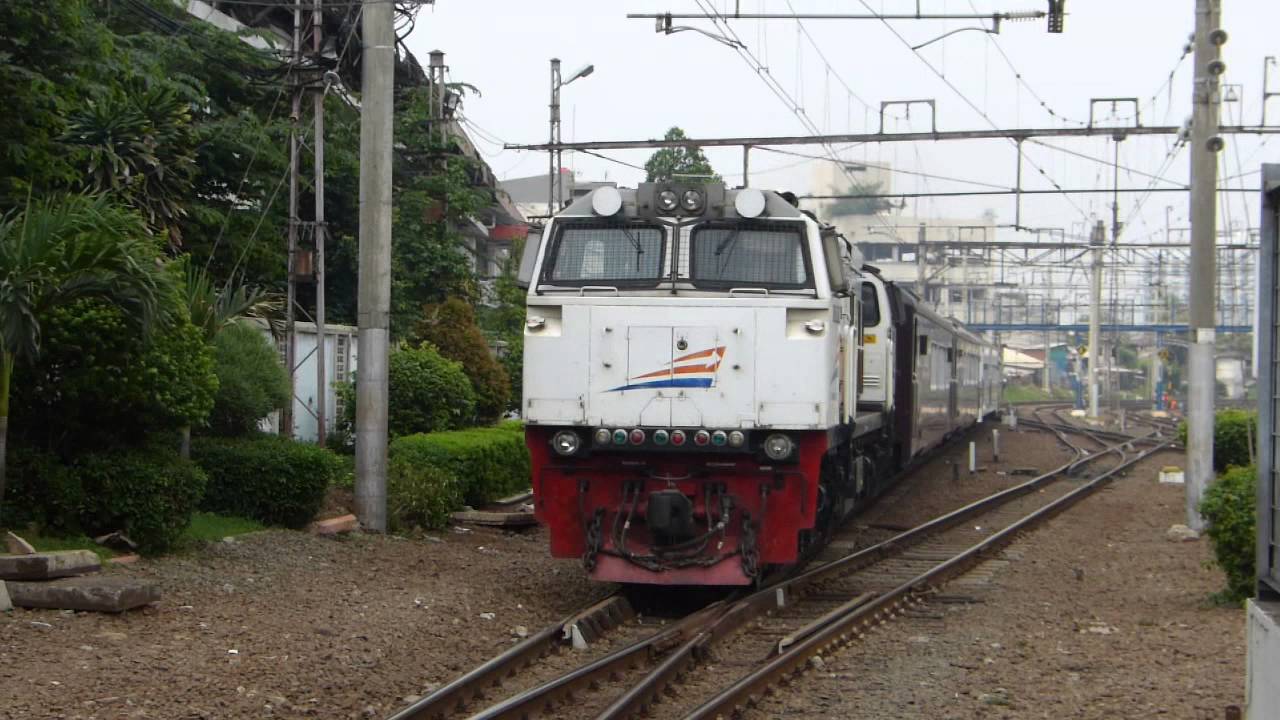 Lokomotif CC 206 13 (GE CM20EMP) Menarik KLB KA Wisata - YouTube