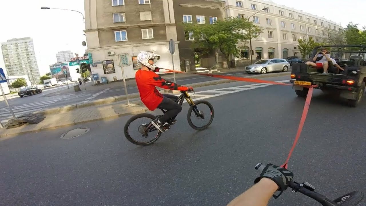 Bardzo szybkie holowanie w środku warszawy | Mam nowy rower - YouTube