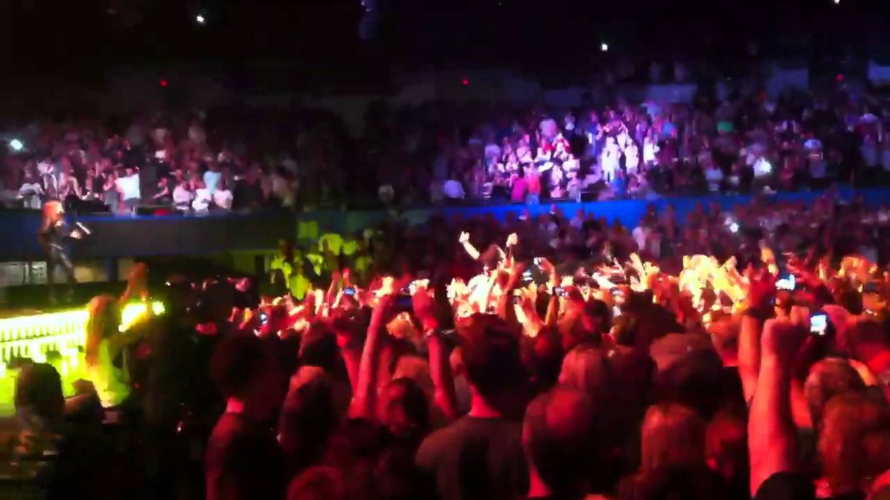 Bruce Springsteen Body Surfing! - YouTube
