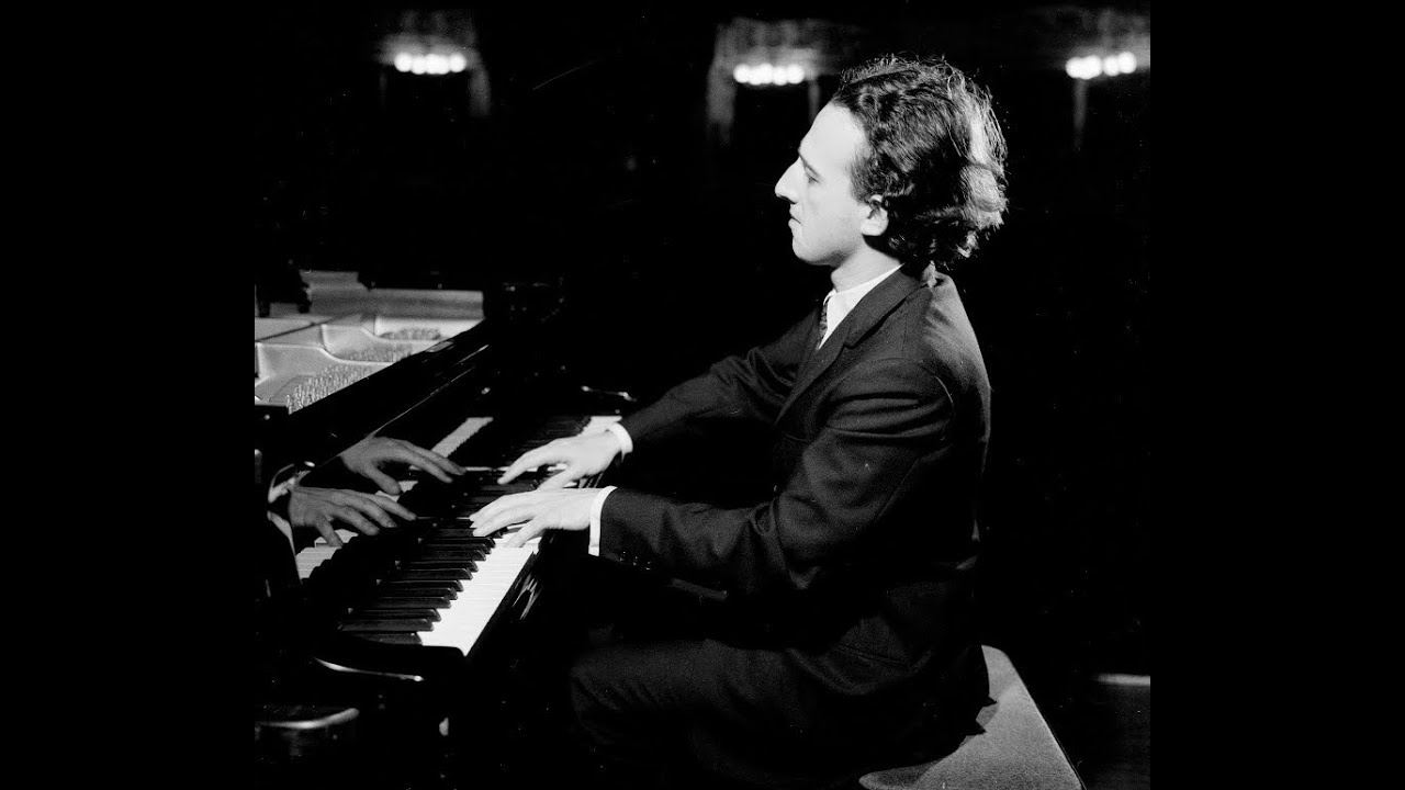 Maurizio Pollini ~ Schubert Klavierstücke D.946, D.784 | Schumann ...