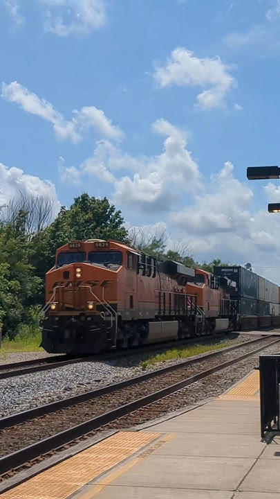 BNSF 6627 leads an intermodal flying though La Plata, MO - YouTube
