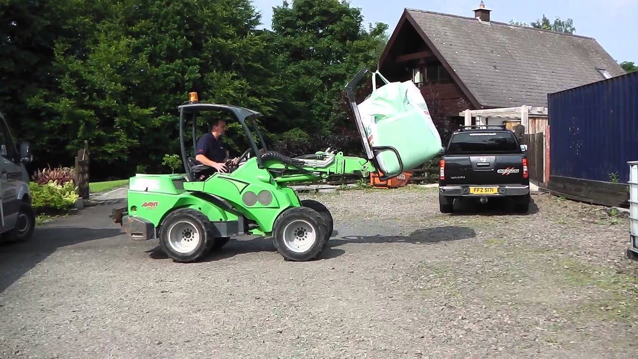 Avant 750 with bag lifter lifting 1000kg aggregate - YouTube