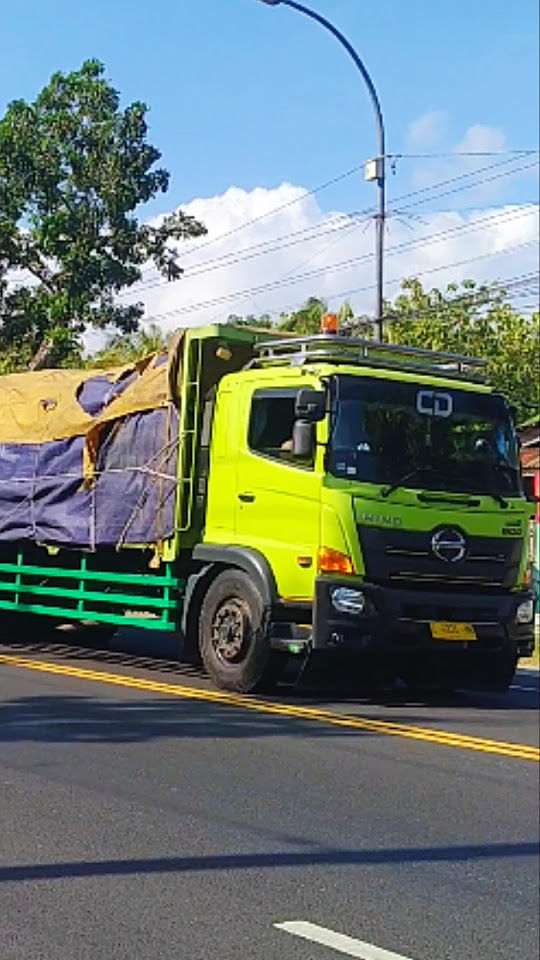 TRUK HINO TRONTON PANJANG LONG SASIS MUATAN PENUH DAN BERAT MELAJU LAMBAT #shorts #subscribe # ...