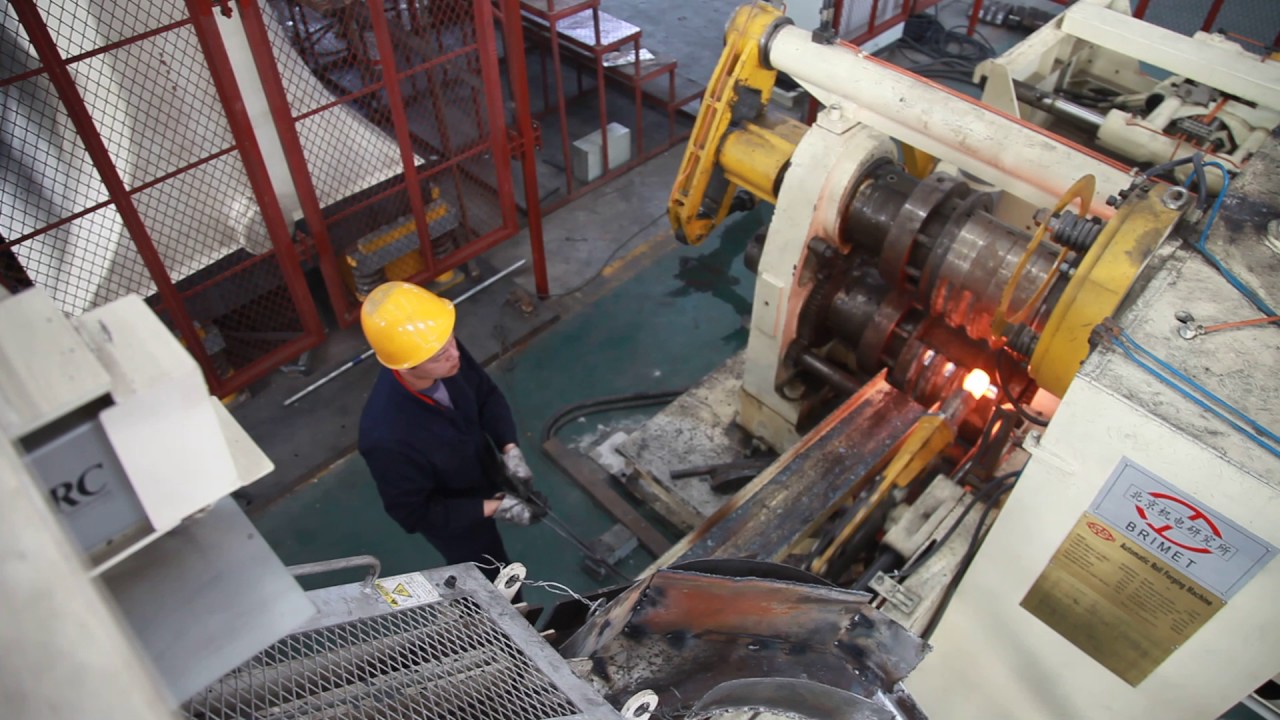 Forja de rodillos y martillos de forja CNC haciendo la biela - YouTube
