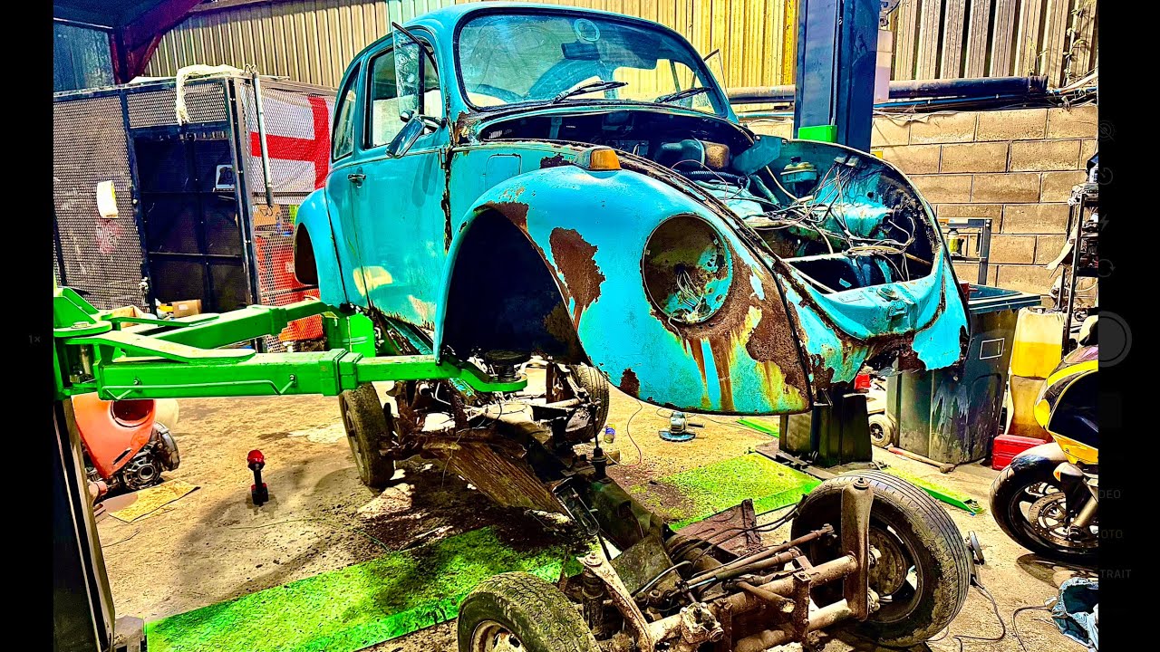 VW Beetle Body shell Removal with 1 person Is this Classic car fixable ...