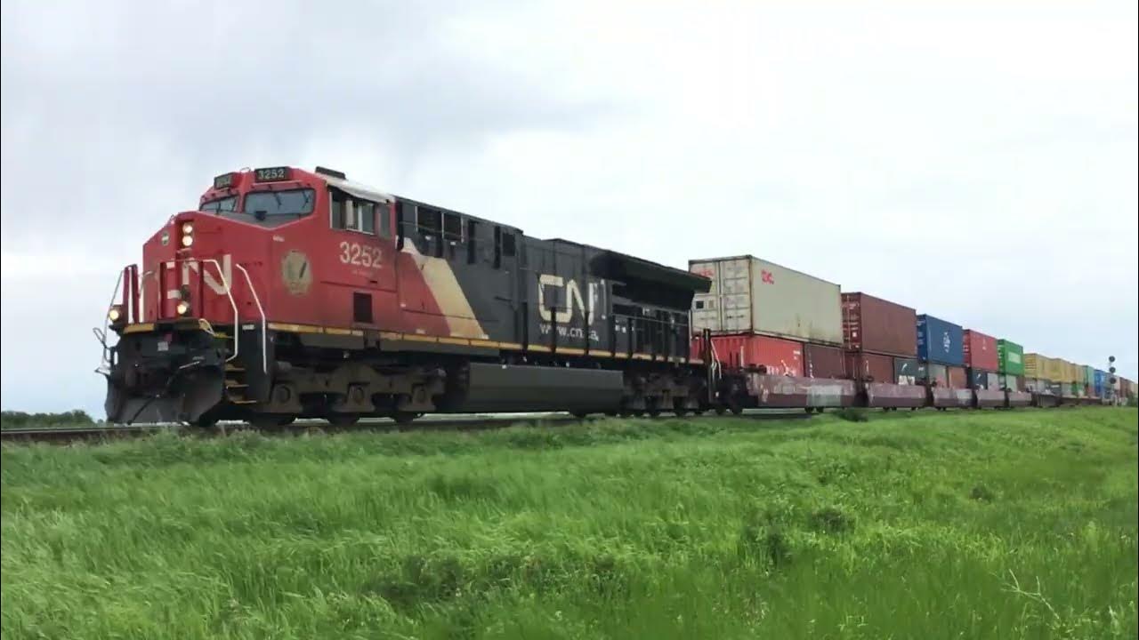Solo Power and a Horn Show - CN 3252 at Diamond near Winnipeg 2022/06/18 - YouTube