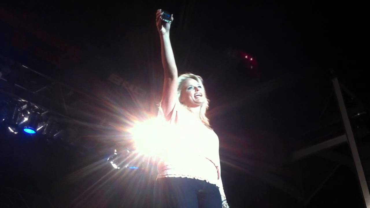Miranda Lambert and crowd singing Happy Birthday to Blake Shelton 6 17 ...