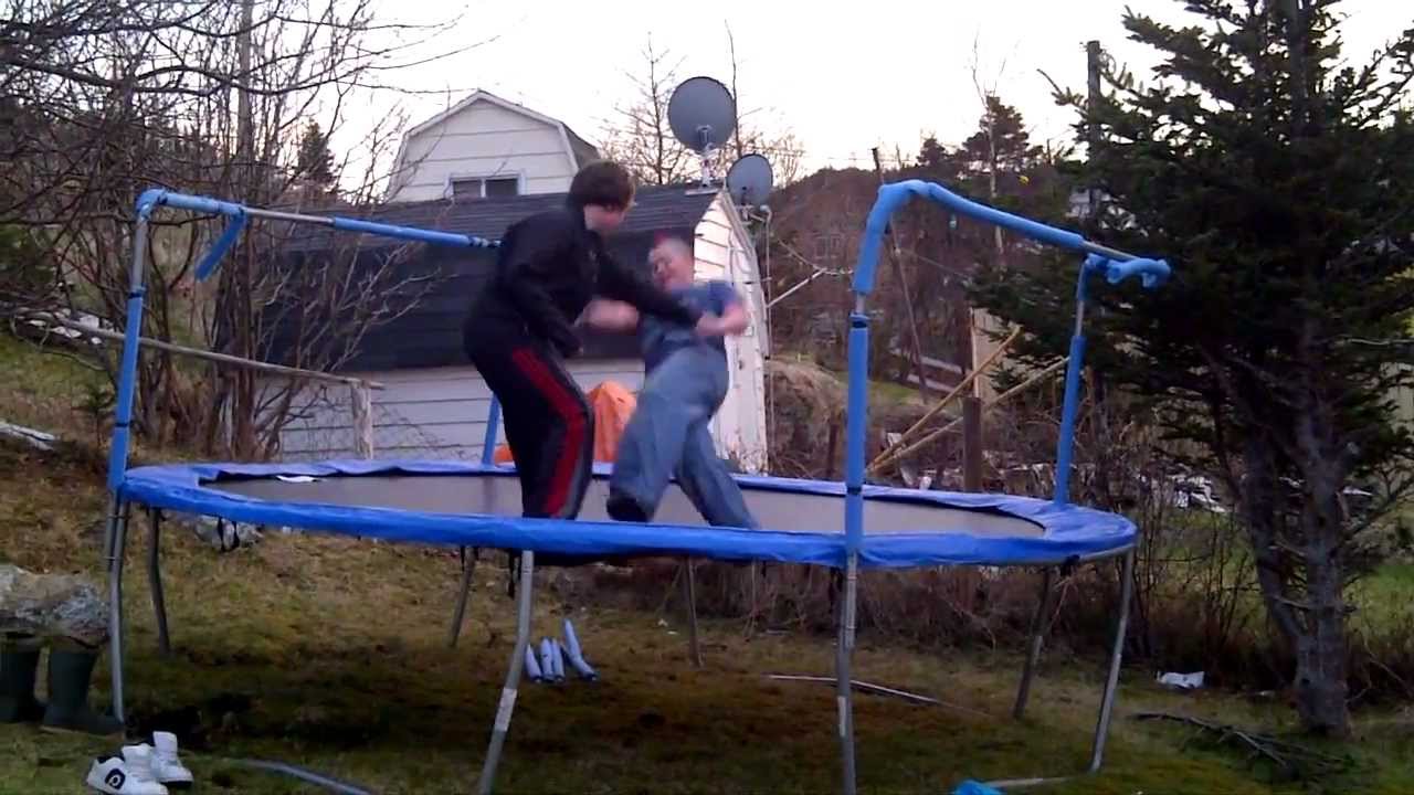 EPIC trampoline fight ! - YouTube