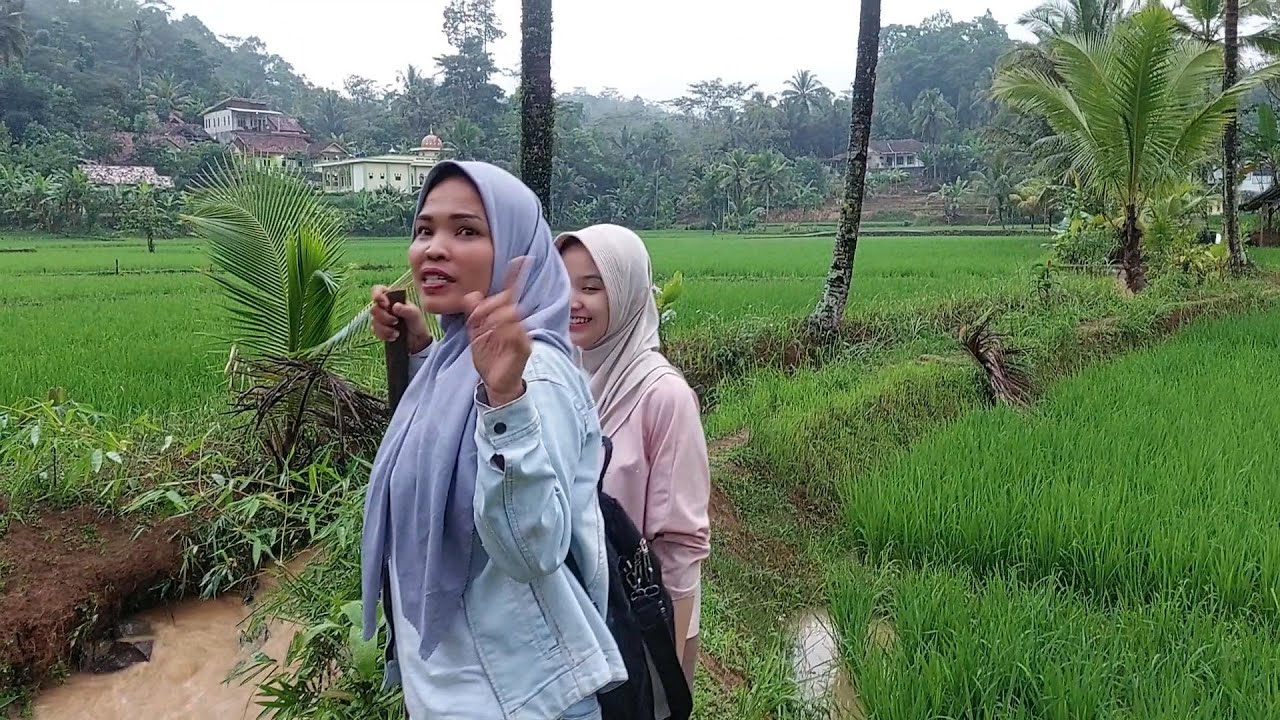 Menyusuri perkampungan yang masih alami ditemani gadis desa yang cantik - YouTube