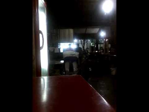 Mesum di depan warung.....