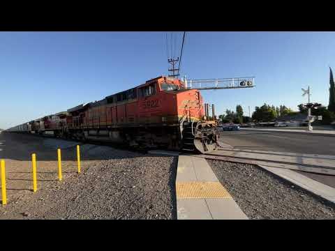 Bnsf 5922 passing N west ave - YouTube