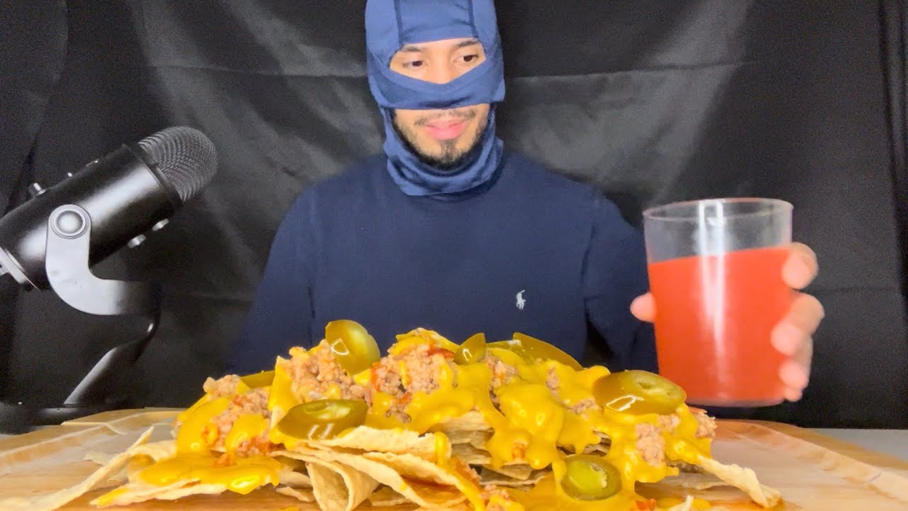 EATING NACHOS #ASMR - YouTube
