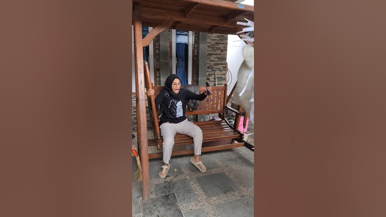 Bu guru histeris tiba tiba Digigit can macanan - YouTube