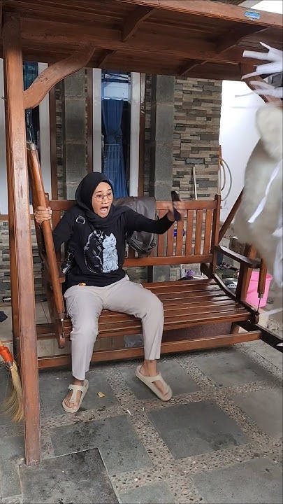 Bu guru histeris tiba tiba Digigit can macanan - YouTube