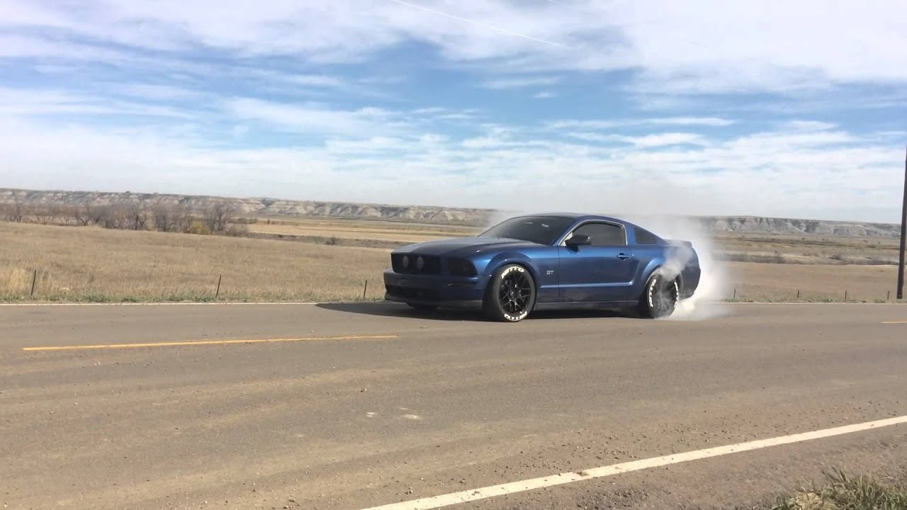 06 mustang gt burnout - YouTube