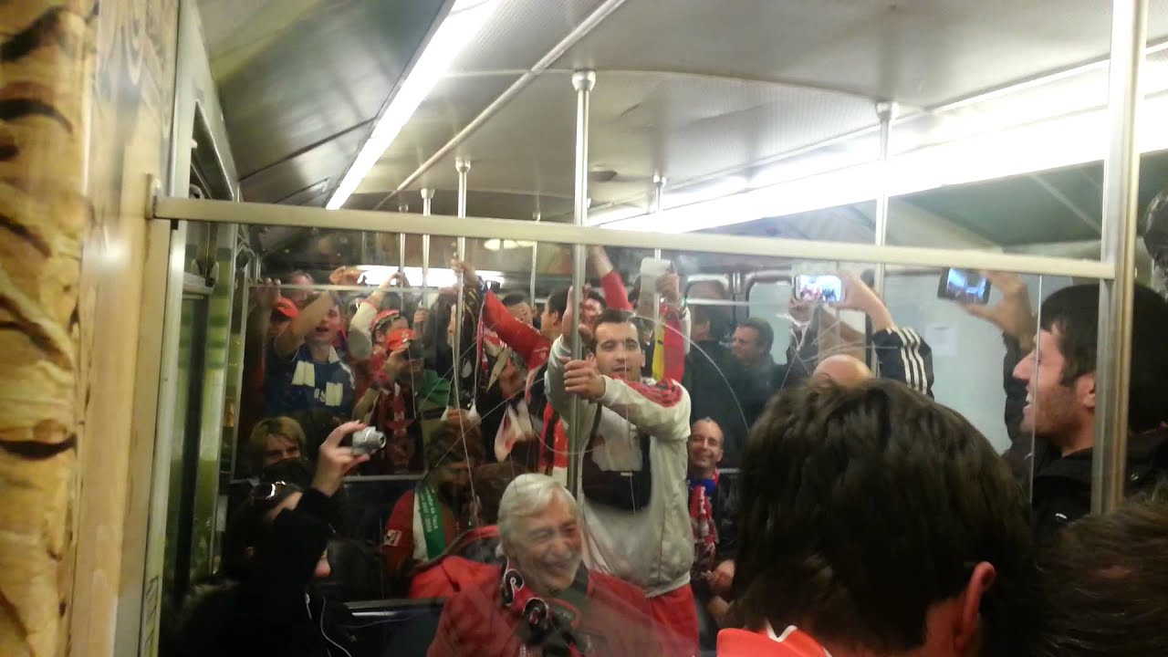 BENFICA Football Fans best chant. EPIC songs, on Amsterdam train. - YouTube