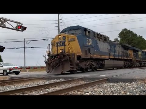CSX #378 passes though busy crossing - YouTube
