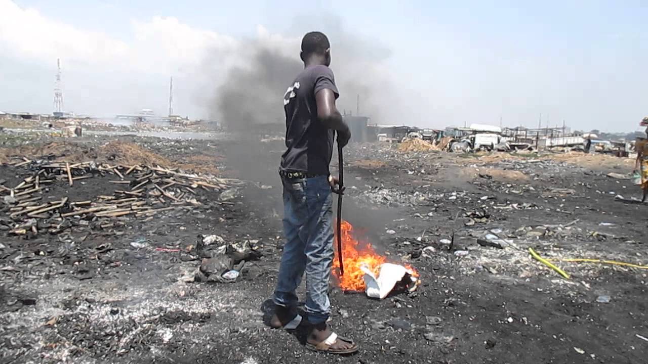 Ghanaian burning a computer in Agbogbloshie - YouTube