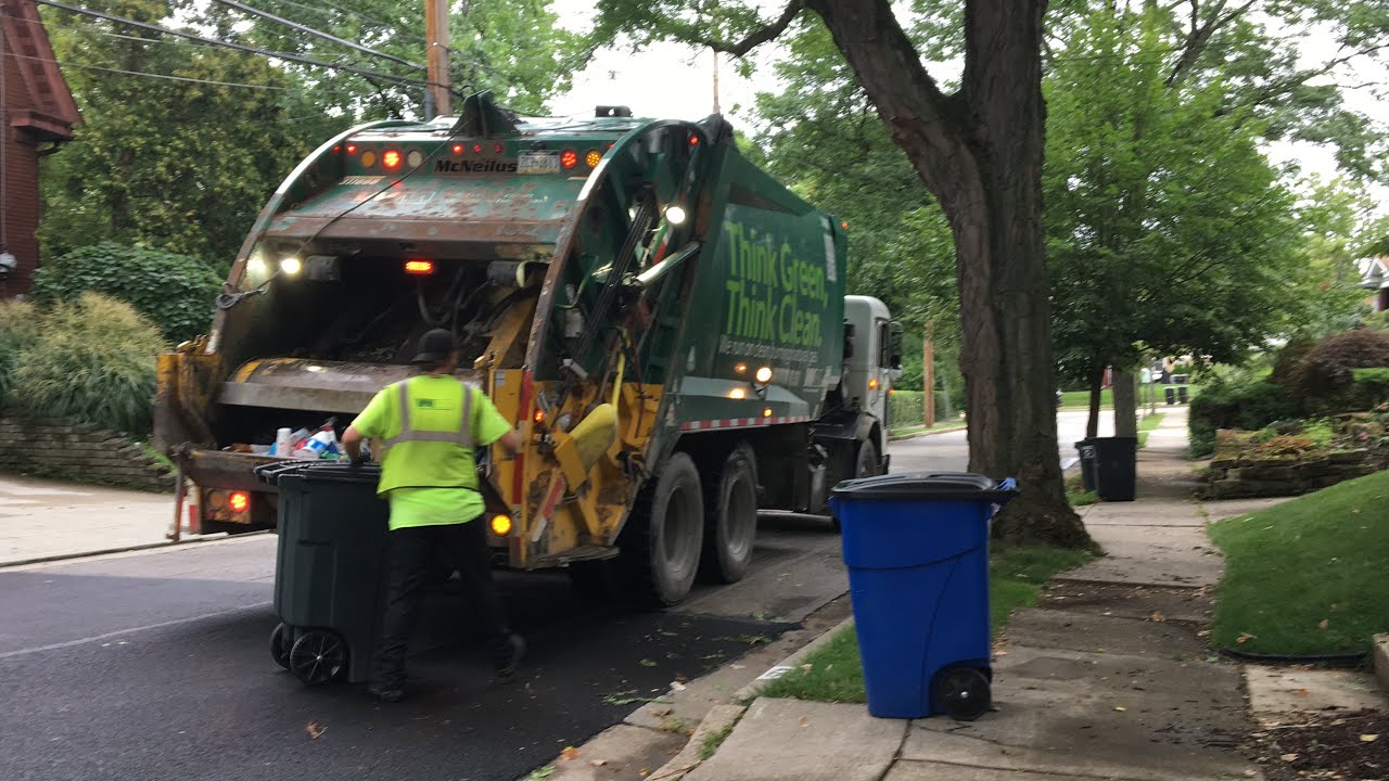 WM Pete 320 McNeilus Garbage Truck Packing Bulk - YouTube
