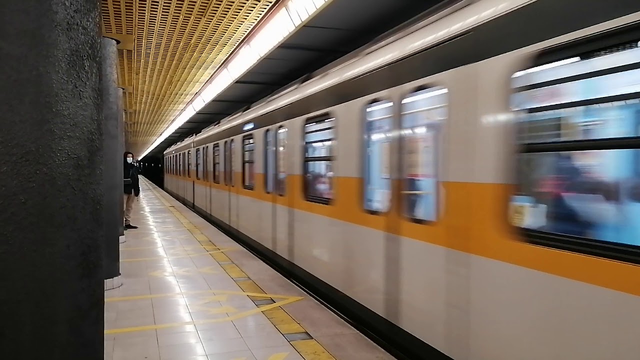 Metropolitana di Milano arrivo treno M3 serie 8000 stazione Duomo - YouTube