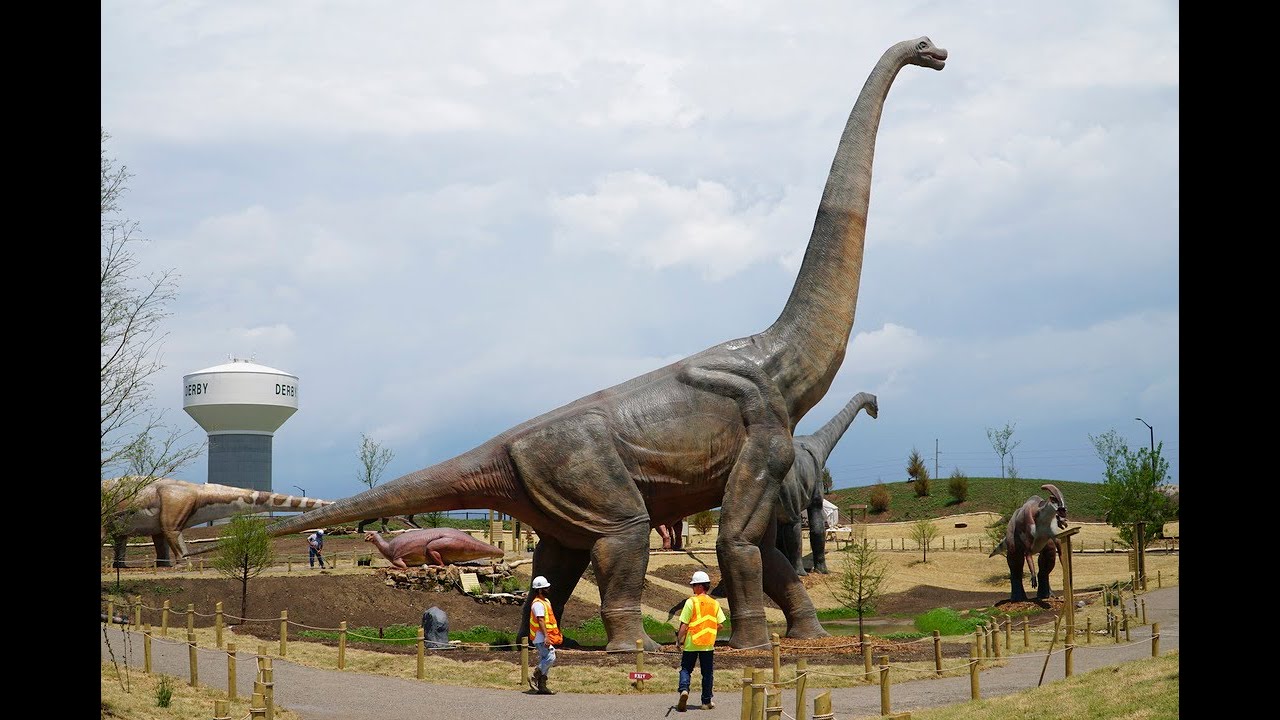 Take a tour of the animatronic dinosaur park in Derby - YouTube