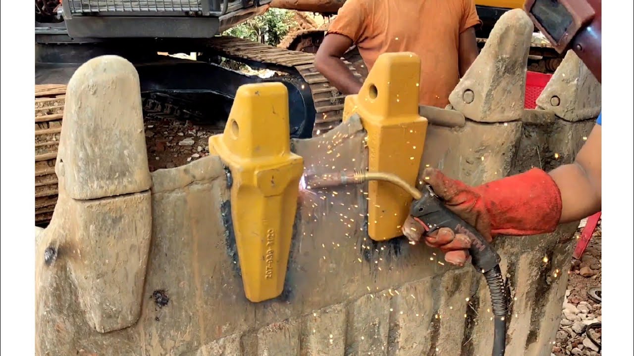 Excavator Bucket Weak Teeth Replacement || Poclain Machine Ka Bucket Ka ...