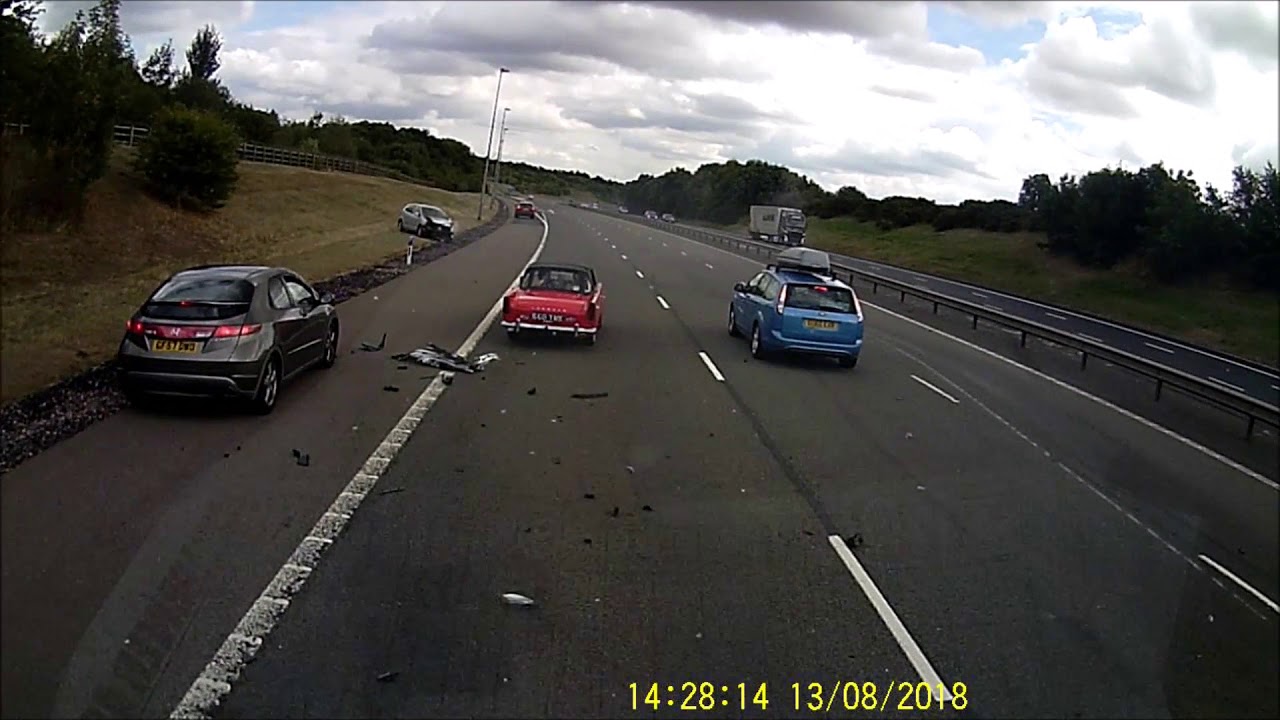 Volkswagen Polo crashes on M6 Toll 13/08/18 - YouTube