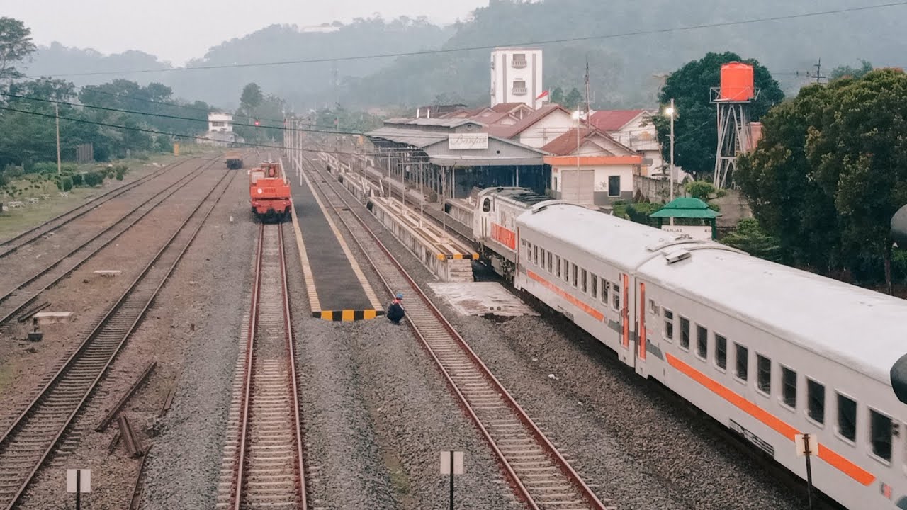 KA SERAYU PAGI DATANG/MEMASUKI STASIUN BANJAR - YouTube