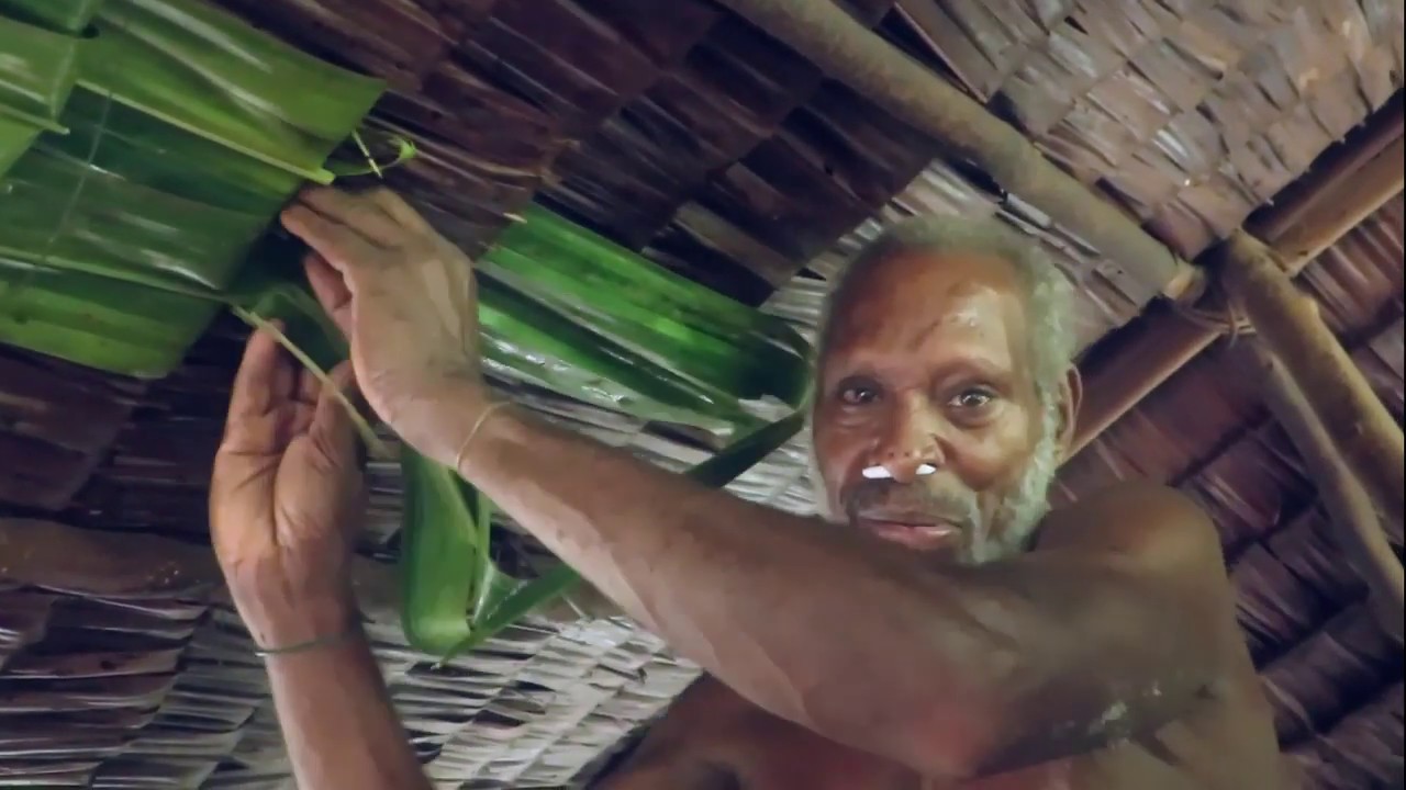 PAPUA - Korowai tribe - YouTube