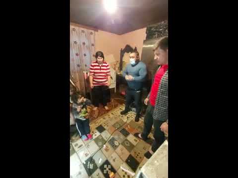 İdmançı PERVİZ ƏLİYEV ailələrə yardım edir .Bu ağır günlərdə imkansız ailələrə  dəstək olur .