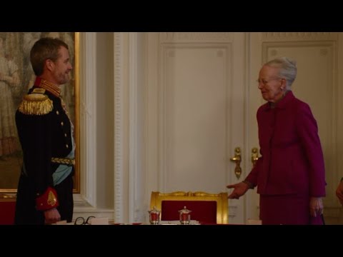 Dronningen underskriver sin Abdikation og Frederik 10. er nu Konge af Danmark