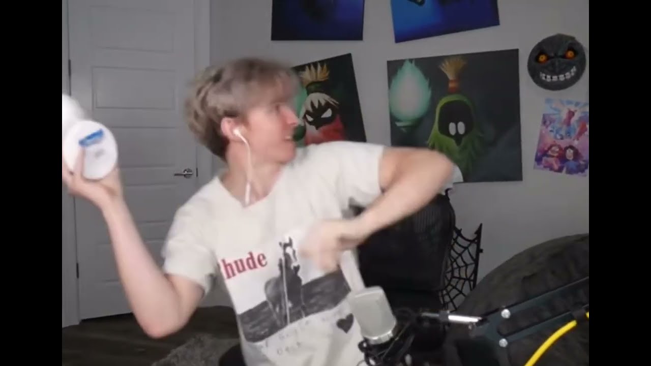 Flamingo throws his Felipe head- - YouTube