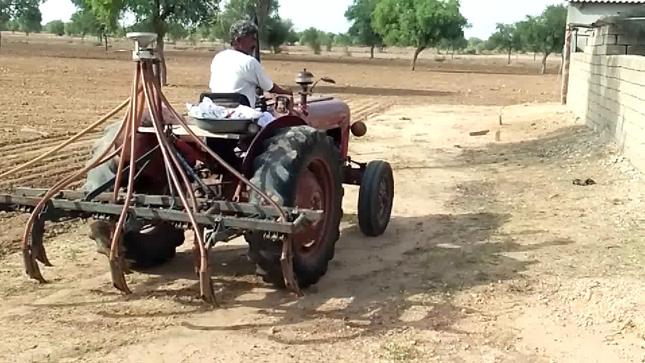 Massey tractor with cultivator !! Messi fargusan Dl - YouTube