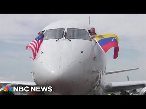 First U.S. flight to Venezuela in 7 years lands in Caracas