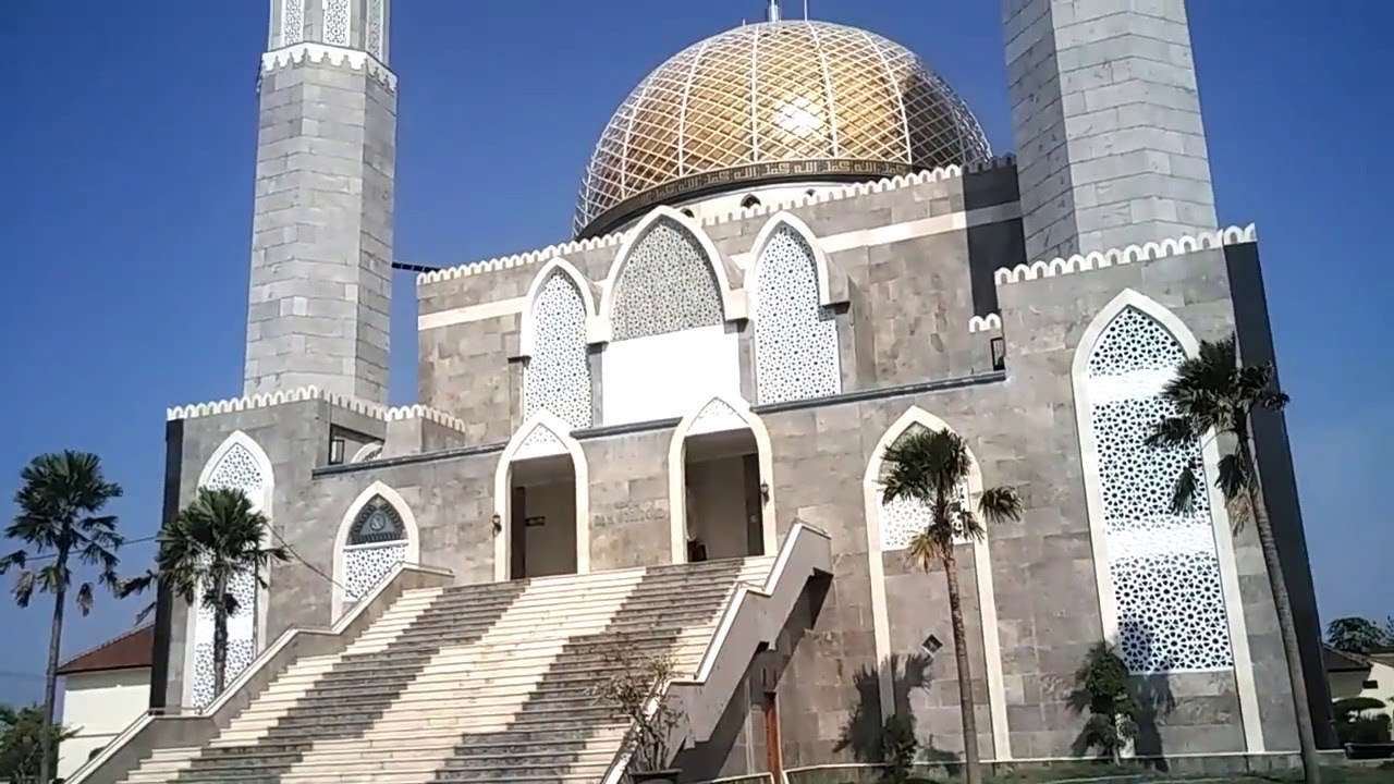 Adzan Sholat Jum'at di Masjid Islamic Centre Dr. H. Moeldoko, Jombang ...