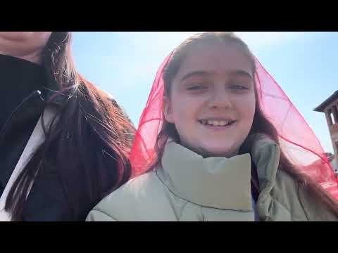 Reina reciton ne festen e shkolles ! 