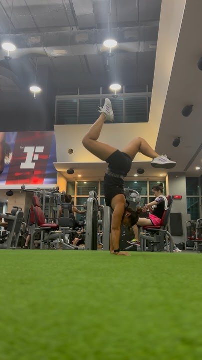 Practice stag legs handstand flow 🤸🏾‍♀️ #practice #balance #handstandflow #handstand #shorts ...