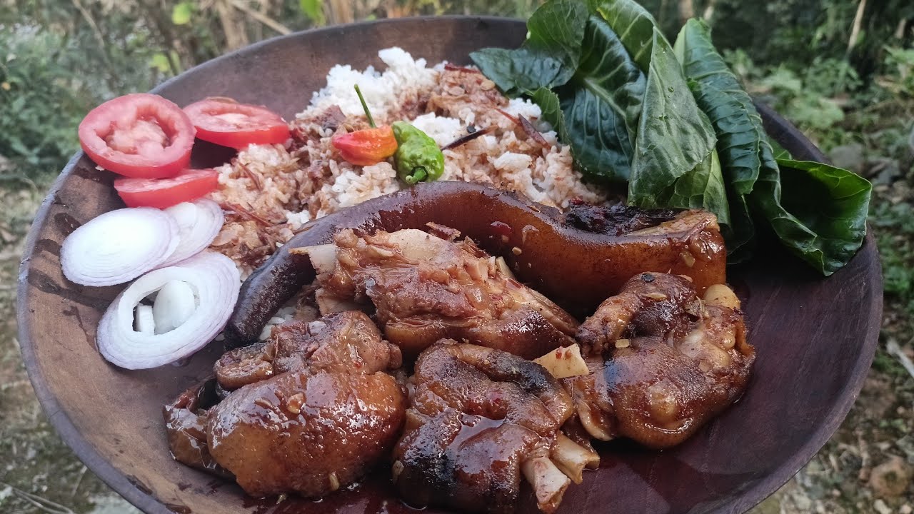 EAT PIG TROTTERS AND PIGTAIL || NAGA STYLE MUKBANG NORTHEAST INDIA ...