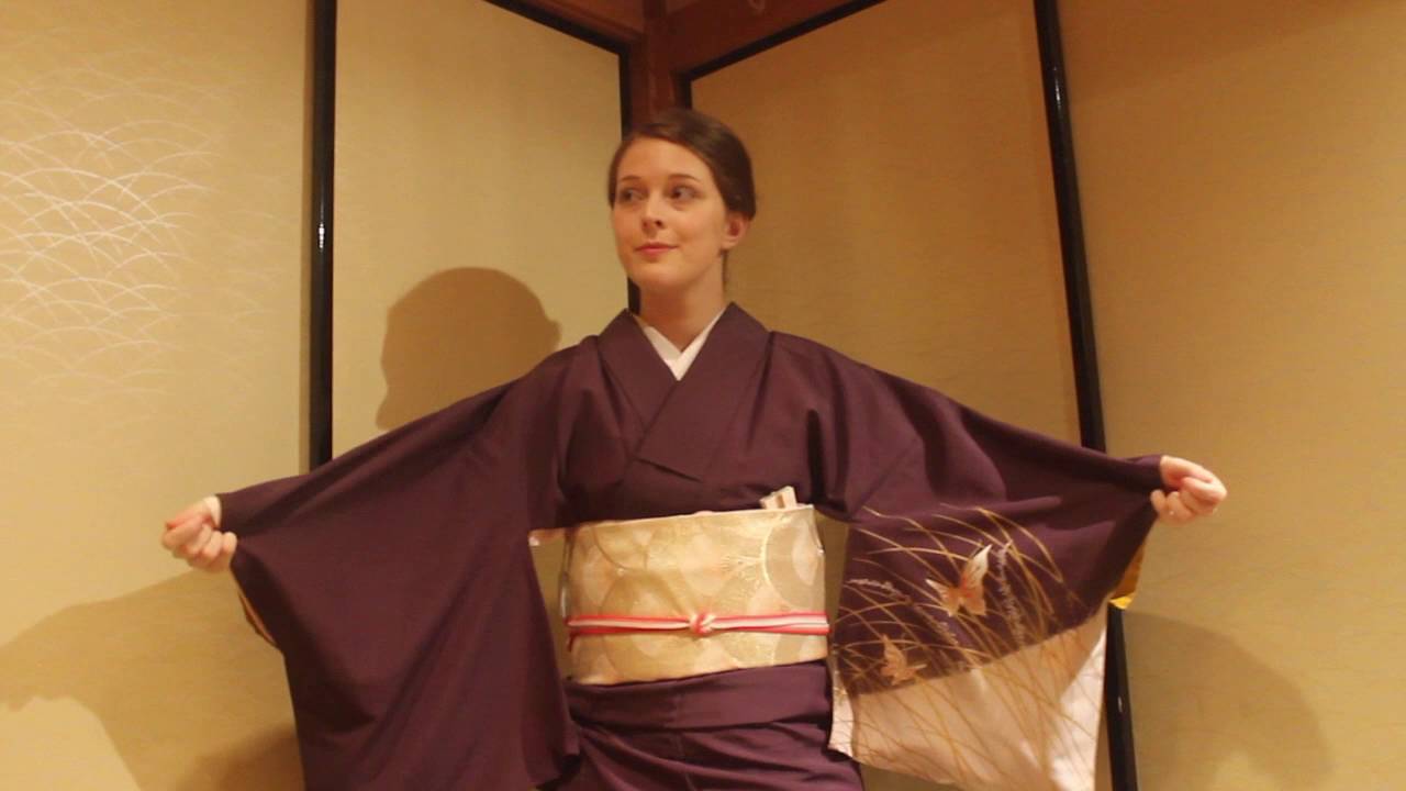 Geisha Kimi-cho Performing to "Momeiji no Hashi" (Autumn Bridge) - YouTube