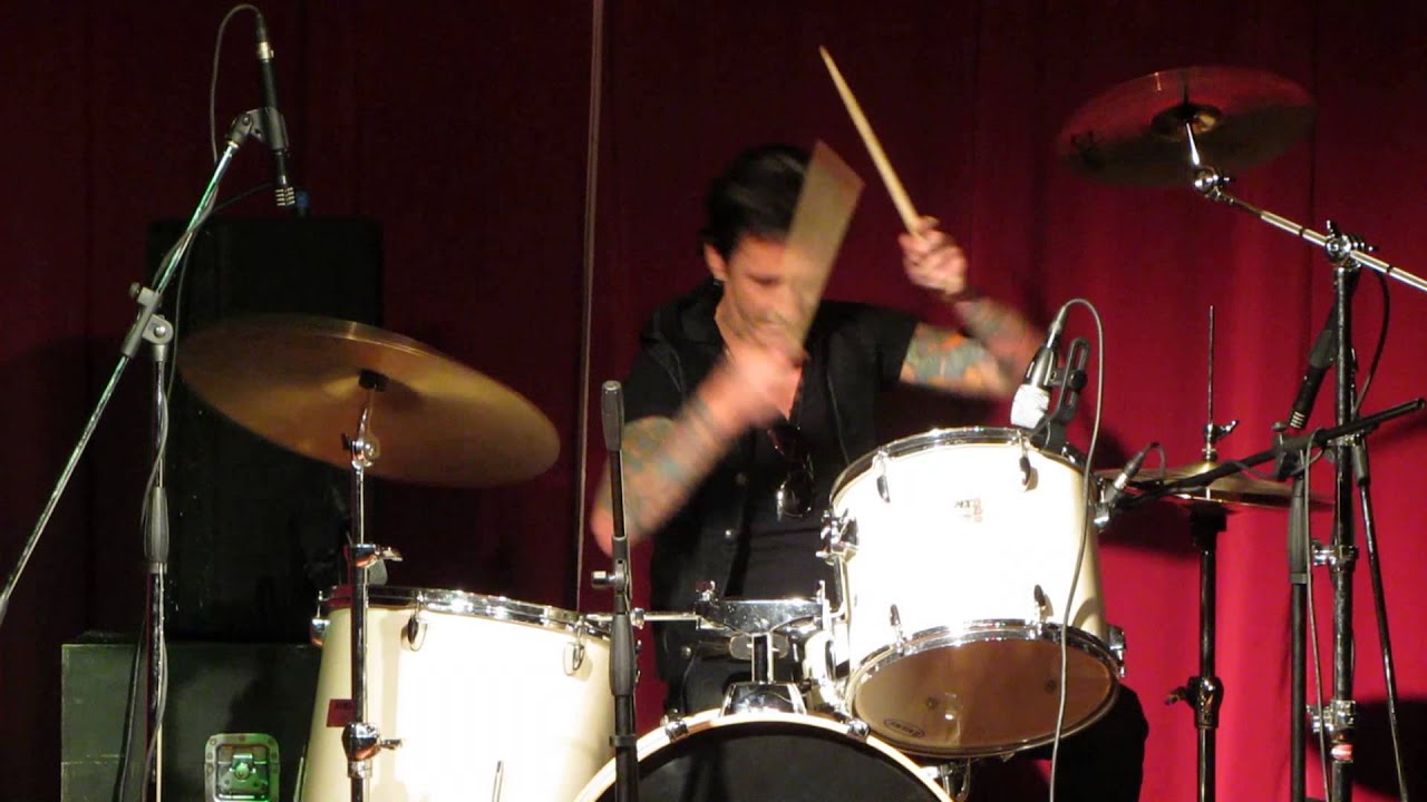 Dobtechnikai bemutatót tartott Kiss Endi Sátoraljaújhelyen - YouTube