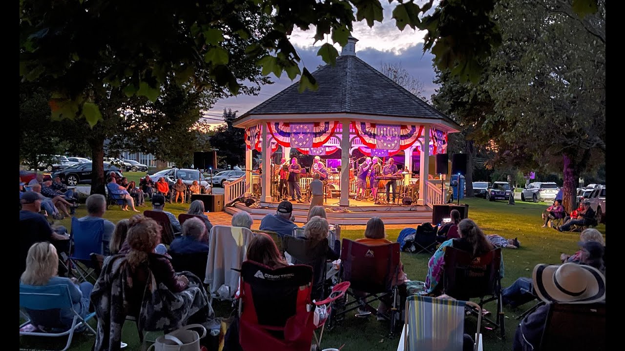 Friends of Hampton Falls Bandstand 24 08 22 Concert - YouTube