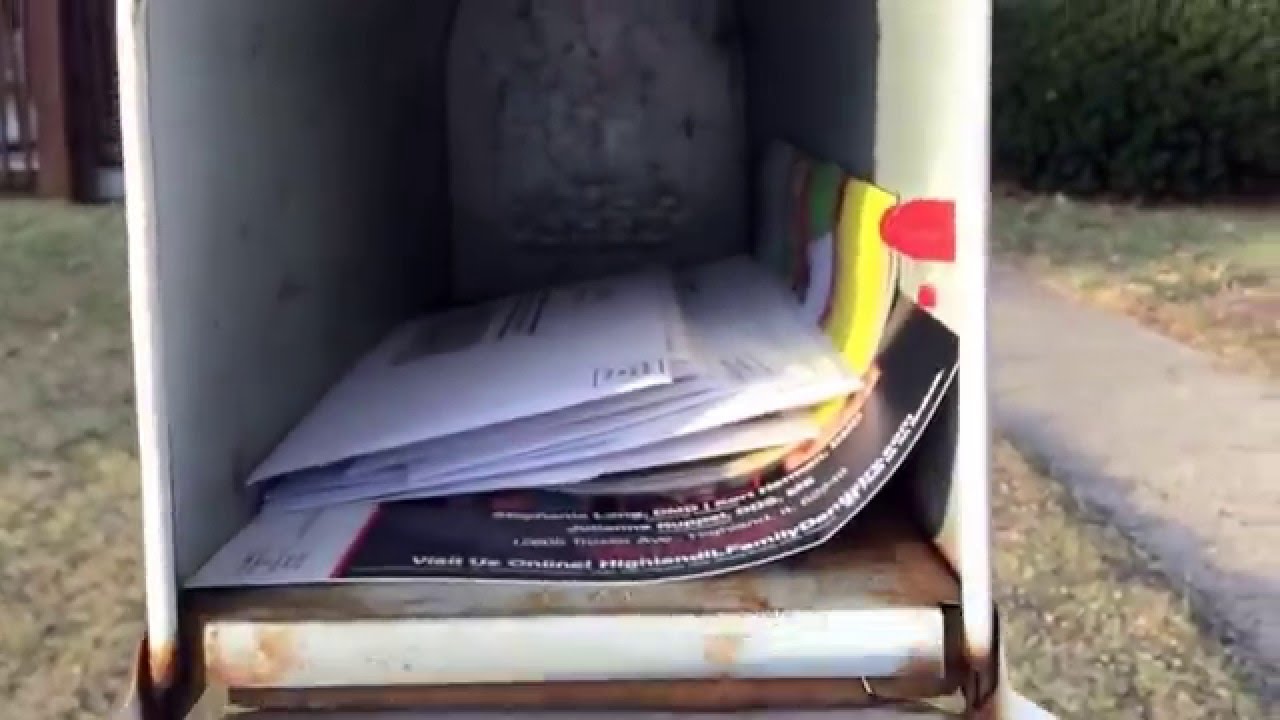 SPIDERS ARE IN THE MAILBOX!!!!!!!! - YouTube
