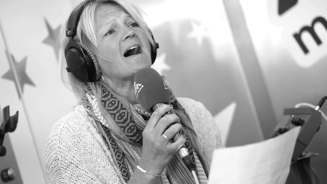 MNM: Stan Van Samang & Barbara Dex - Some Of Us [LIVE] - YouTube