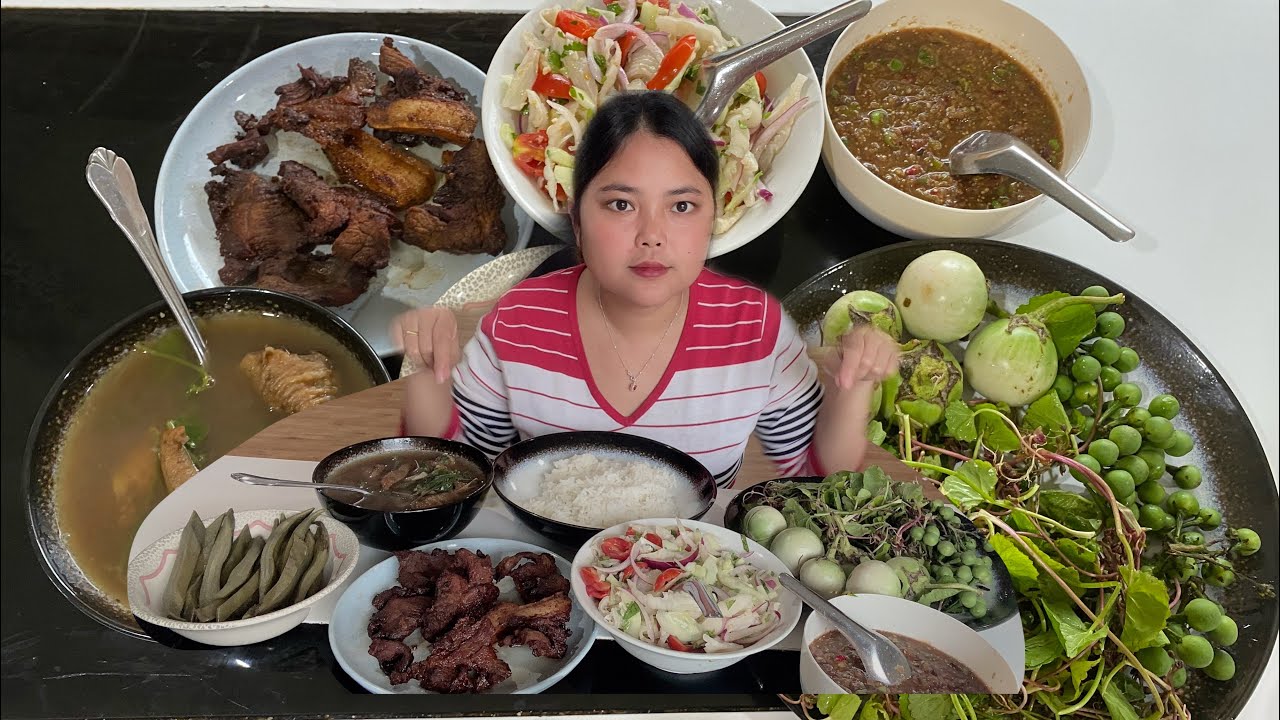 Eating show karen food - YouTube